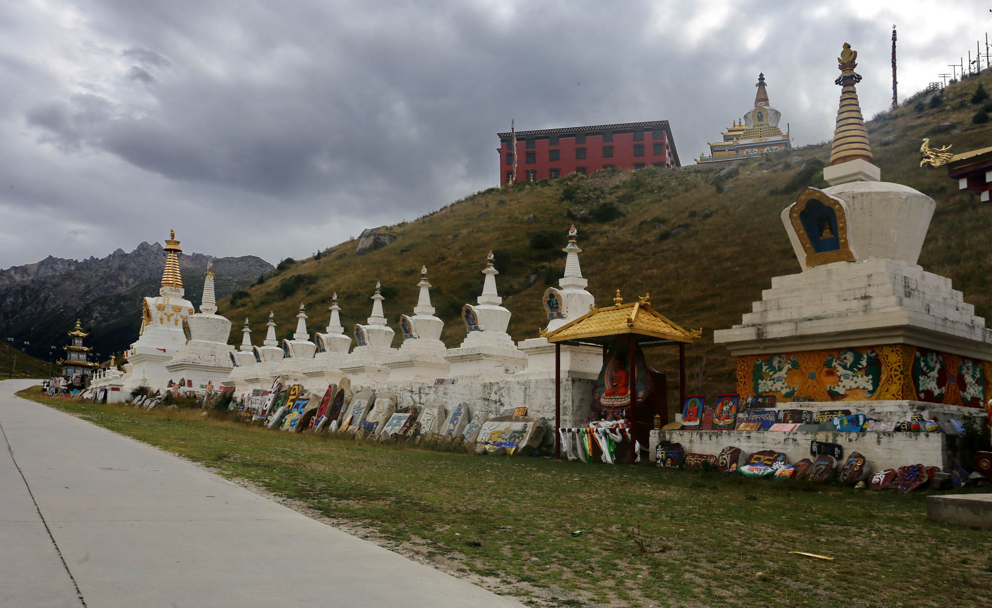 Poemas del río Wang: On the border of two Tibets. Dzokchen Monastery ...