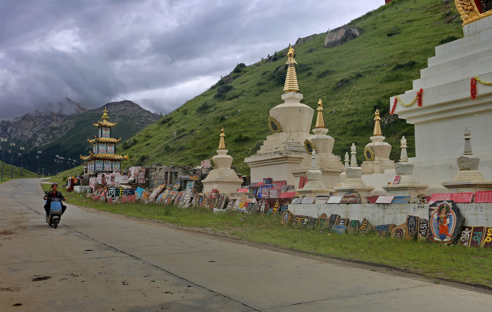 Poemas del río Wang: On the border of two Tibets. Dzokchen Monastery ...