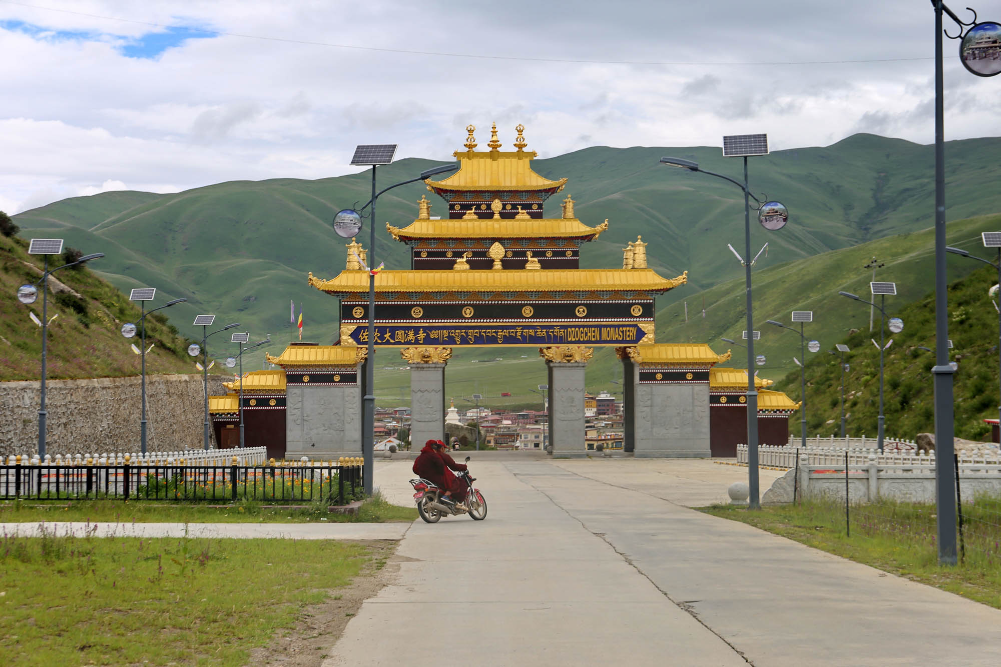 Poemas del río Wang: On the border of two Tibets. Dzokchen Monastery ...