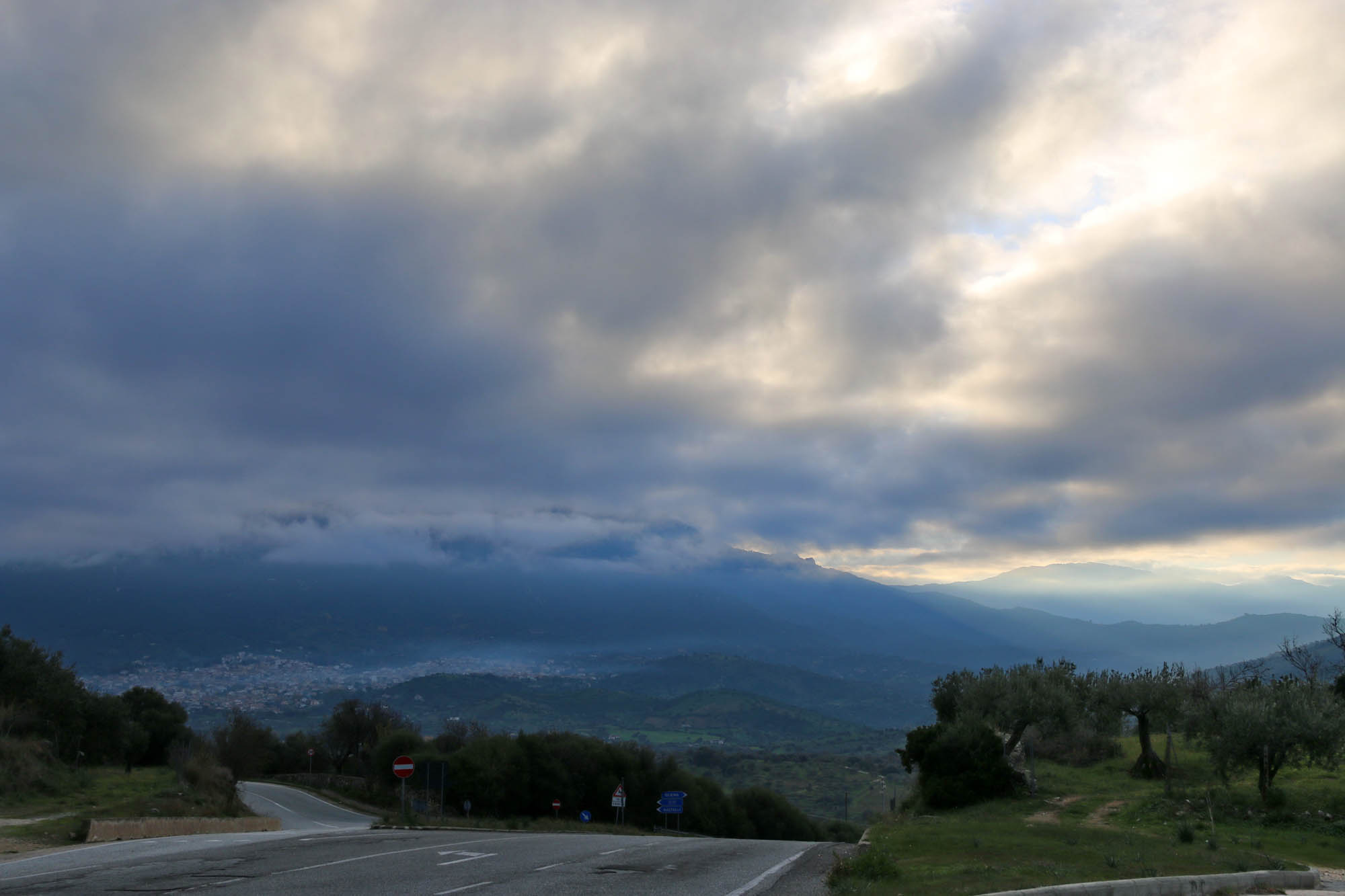 Poemas del río Wang: A cave on Mount Tiscali
