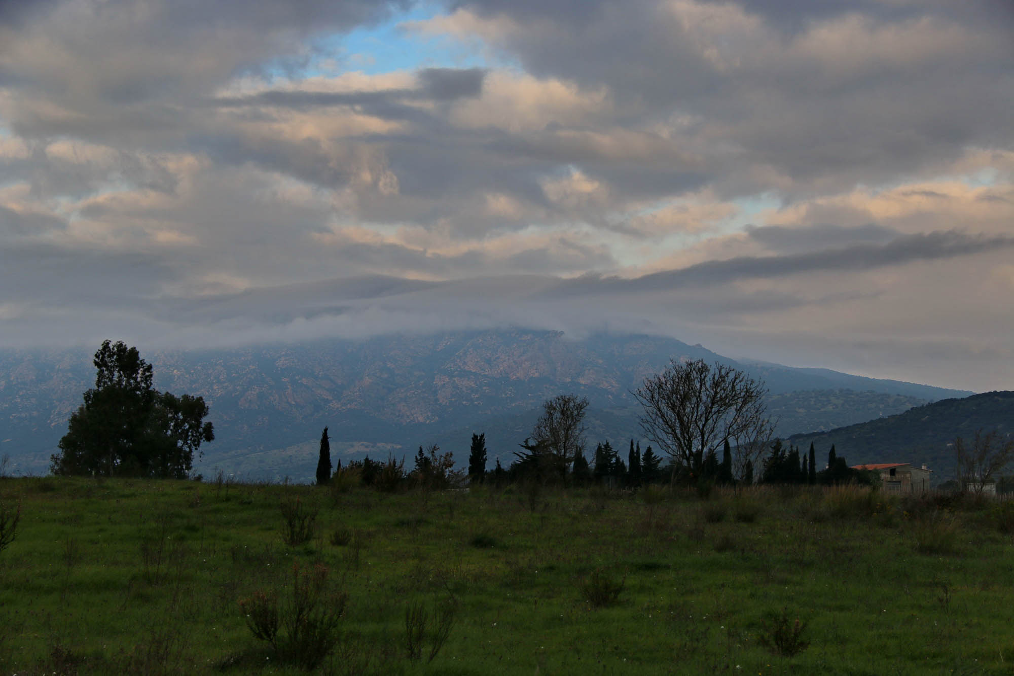 Poemas del río Wang: A cave on Mount Tiscali