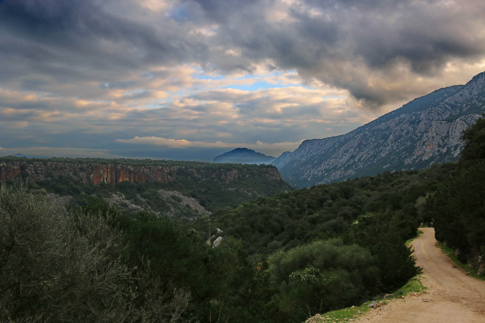 Poemas del río Wang: A cave on Mount Tiscali