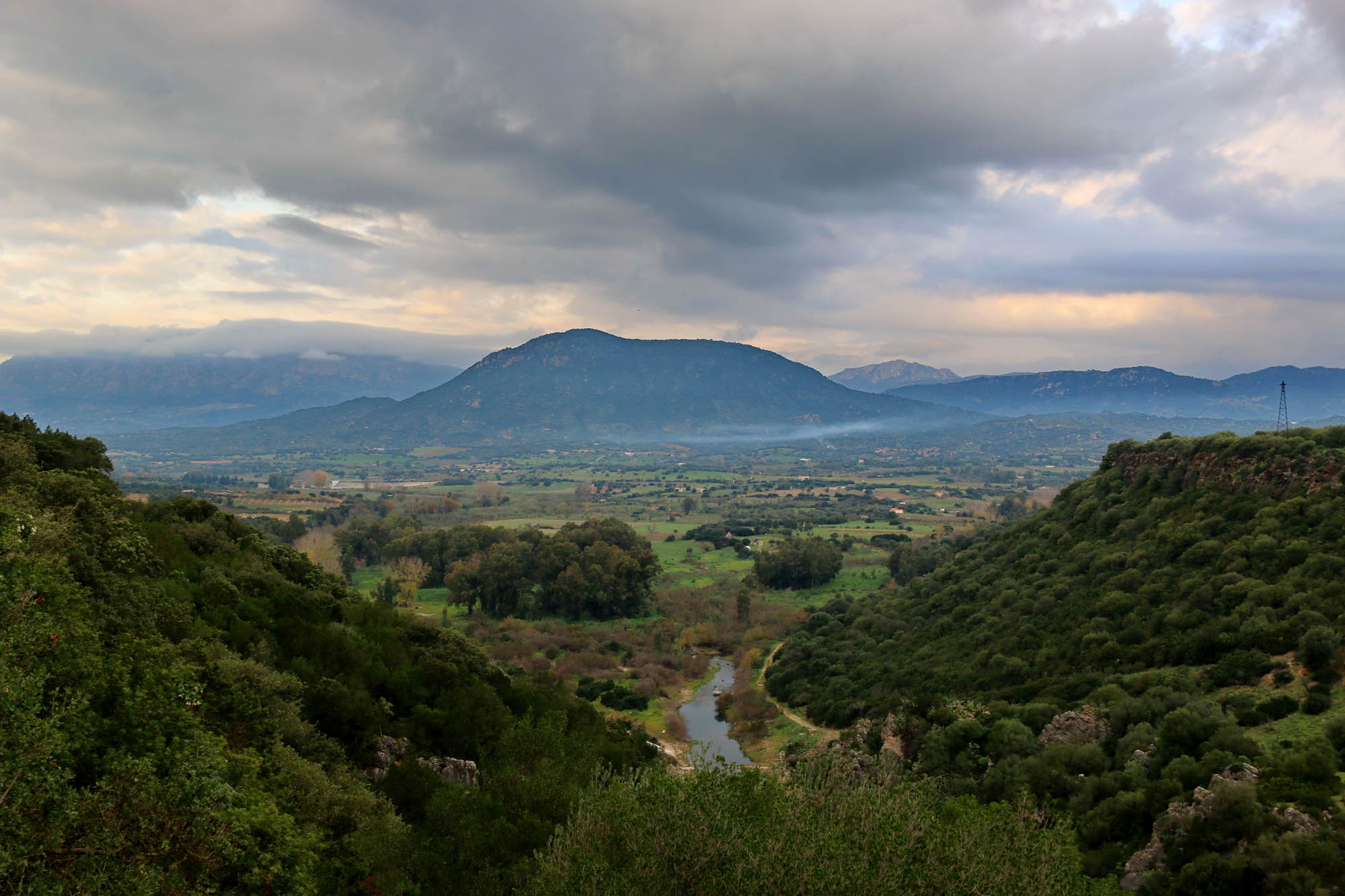 Poemas del río Wang: A cave on Mount Tiscali