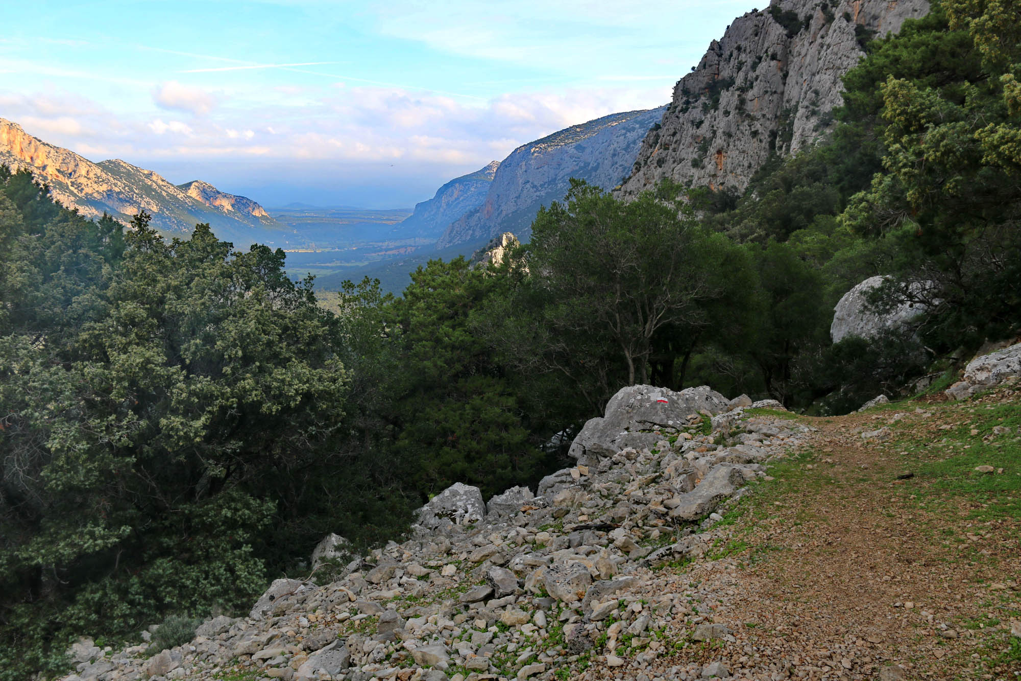Poemas del río Wang: A cave on Mount Tiscali