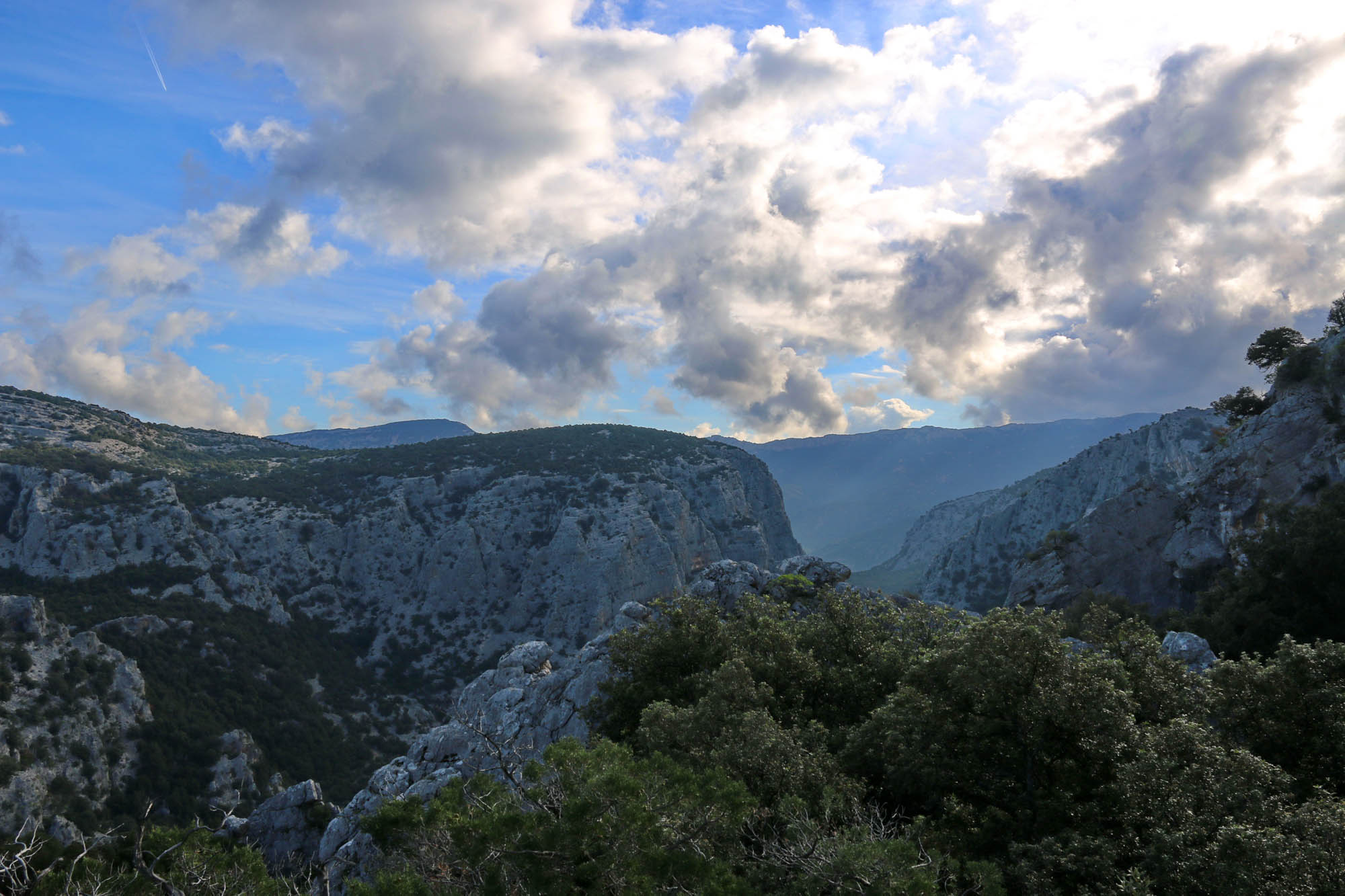 Poemas del río Wang: A cave on Mount Tiscali