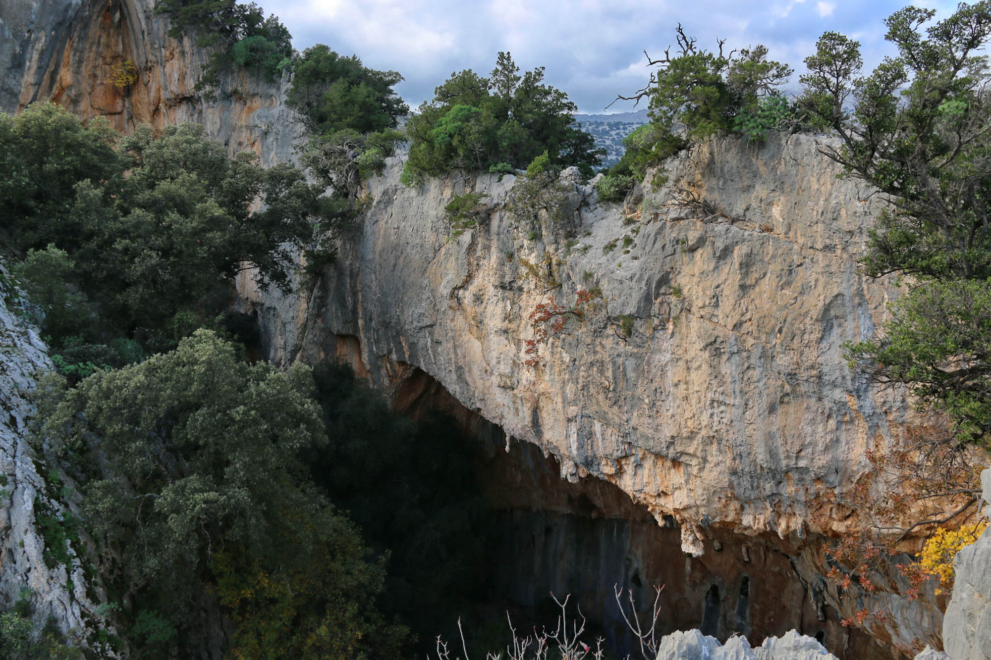 Poemas del río Wang: A cave on Mount Tiscali