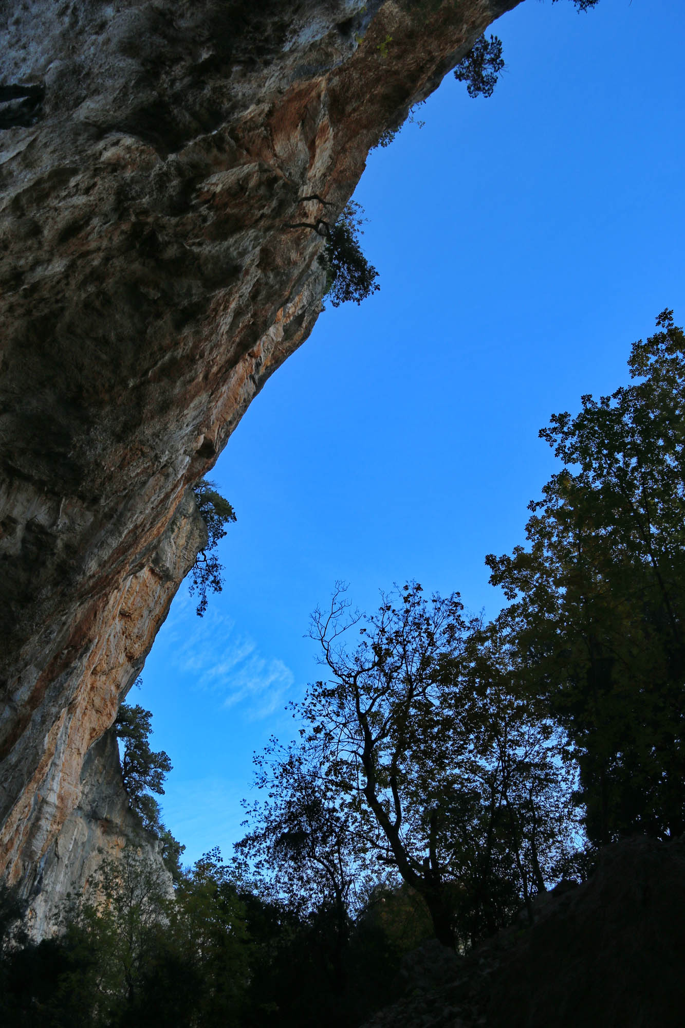Poemas del río Wang: A cave on Mount Tiscali