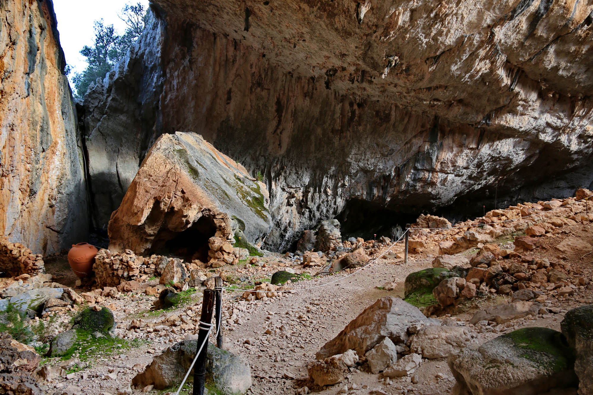 Poemas del río Wang: A cave on Mount Tiscali