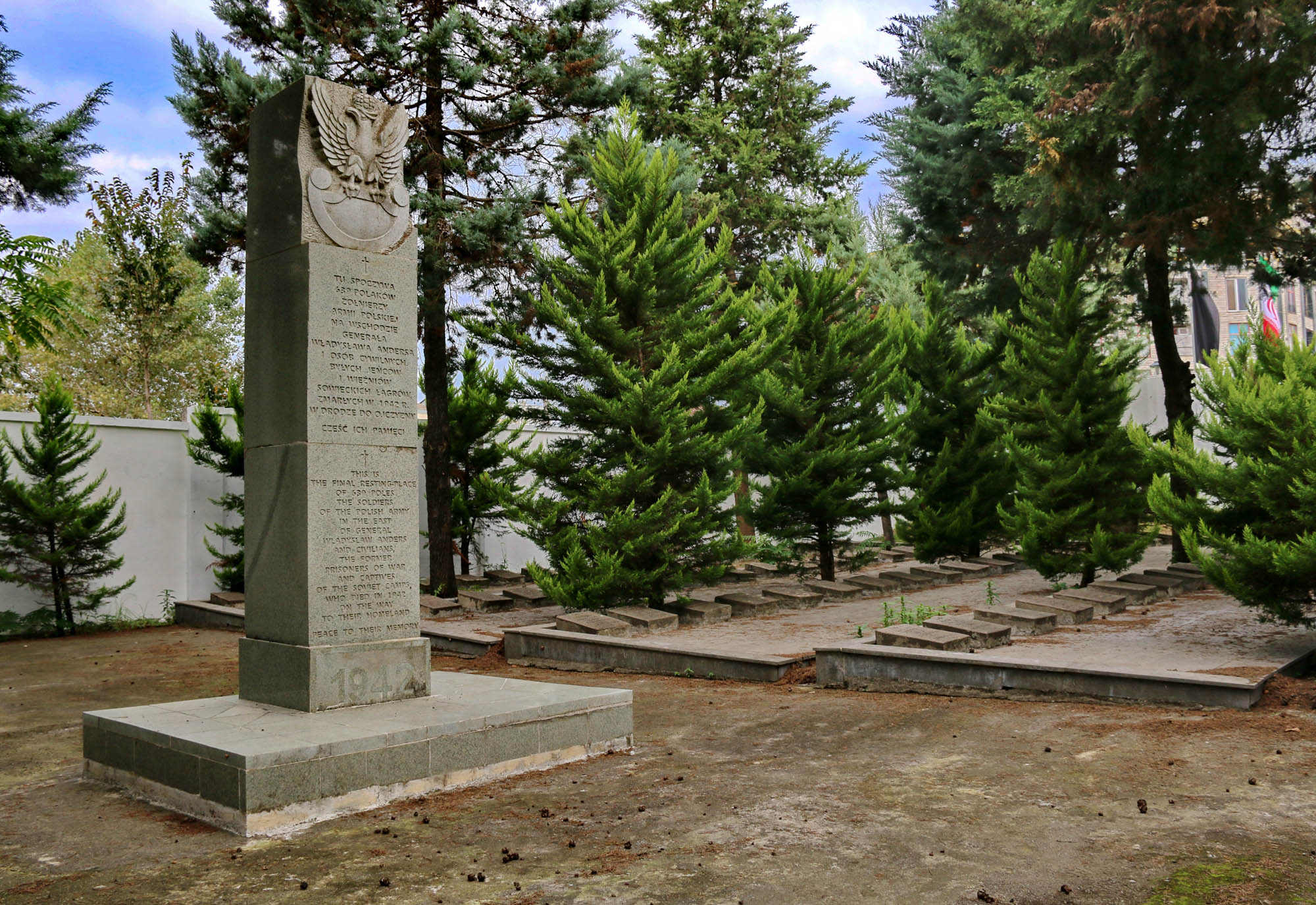 Poemas del río Wang: Polish cemetery on the Caspian shore